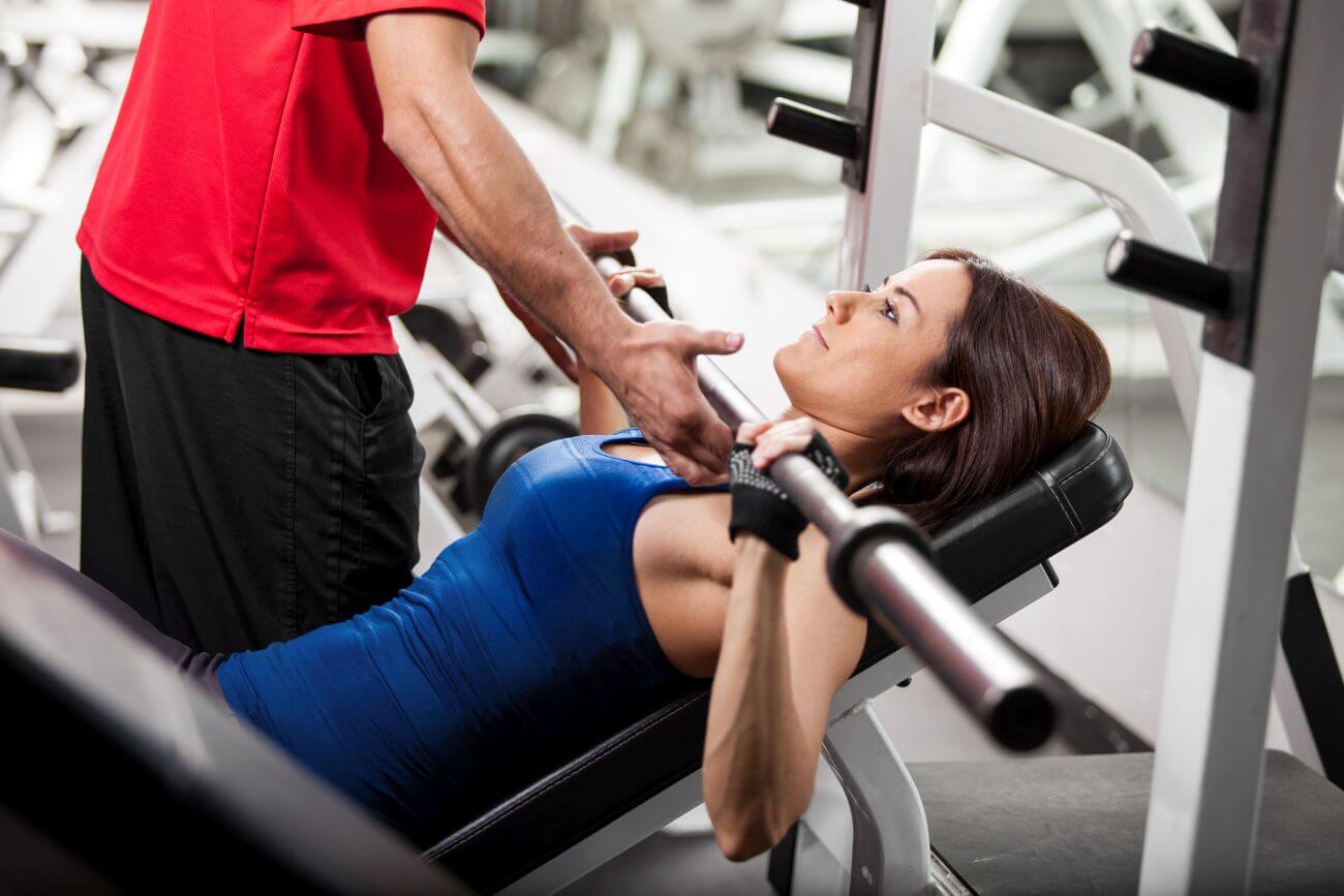 Ćwiczenia na ławeczce skośnej i wielofunkcyjnej